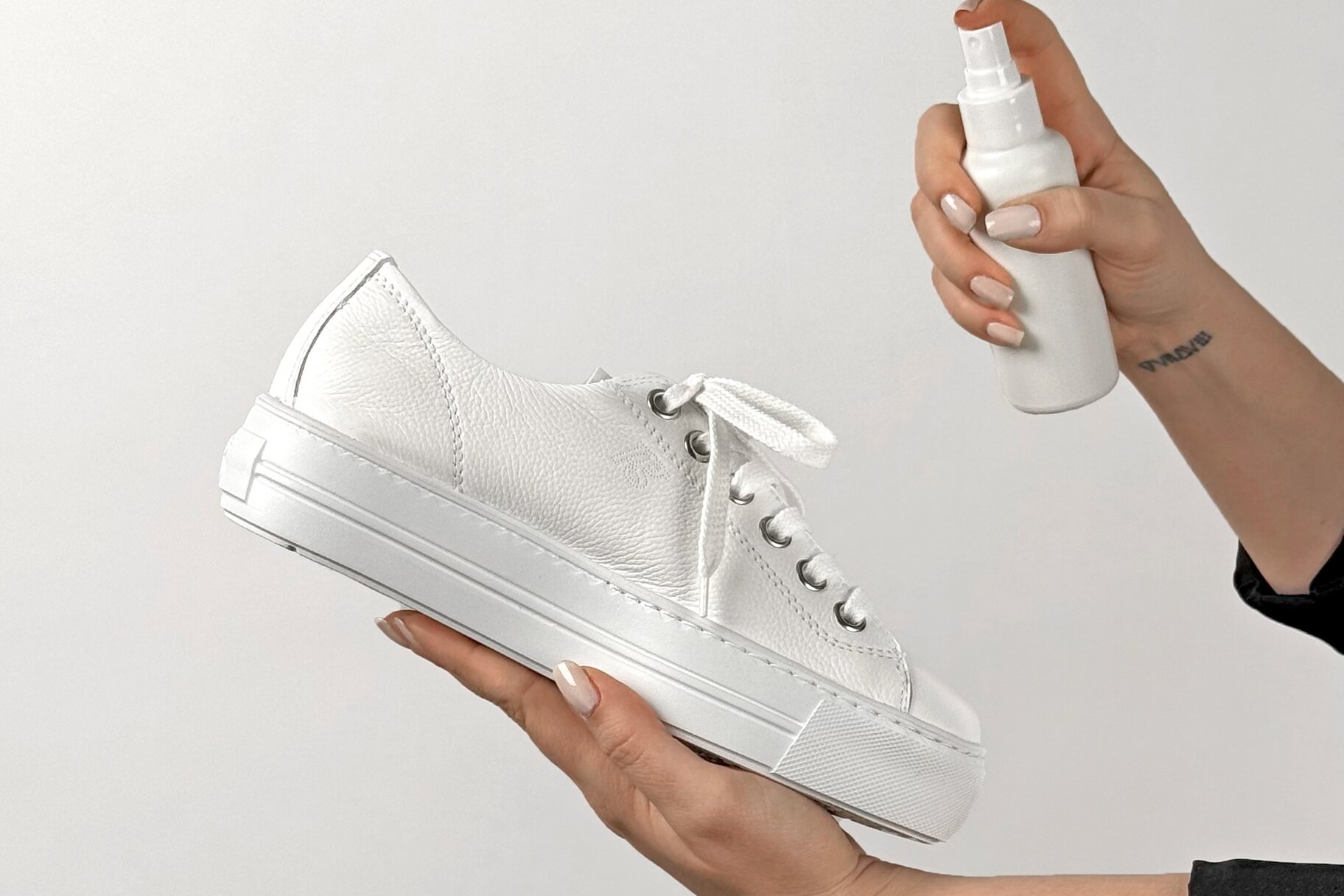 Elegantes Weie Sneaker Sohlen Reinigen Bild