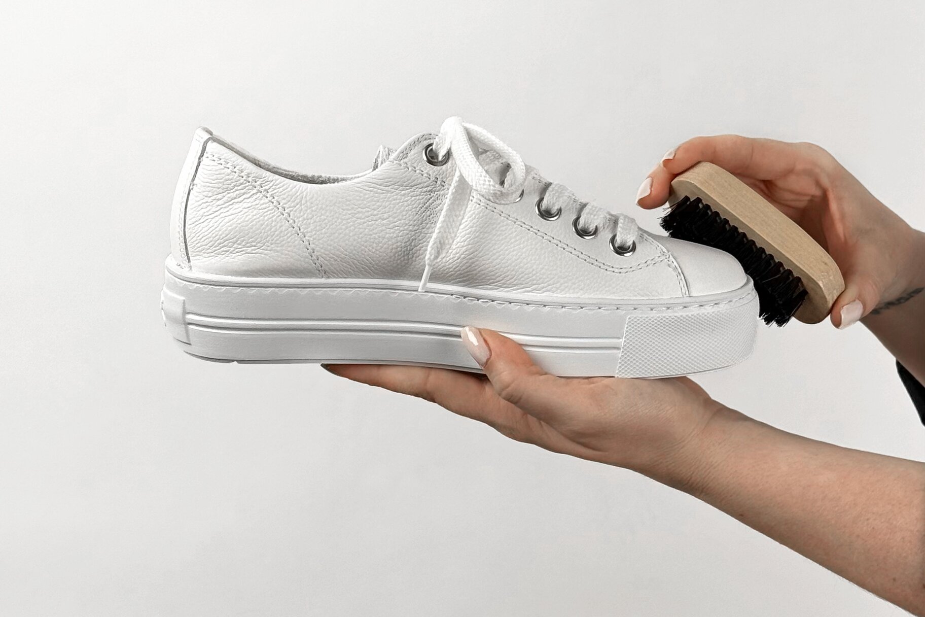 Elegantes Weie Sneaker Sohlen Reinigen Bild